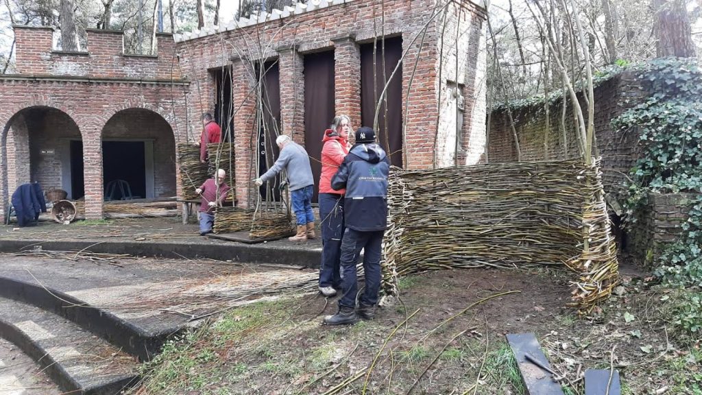 IVN Bernheze helpt de Kersouwe aan decor. - Bernheze